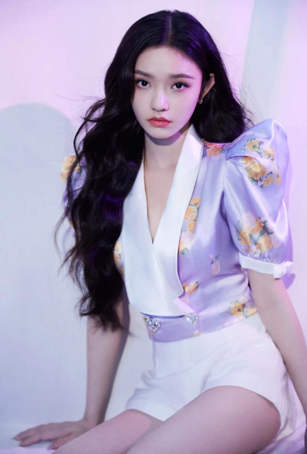 Lin Yun's legs are really too thin!She has to go around three times for ...