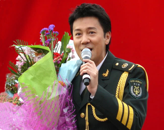 A recent photo of 50-year-old Cai Guoqing, his wife is more beautiful ...