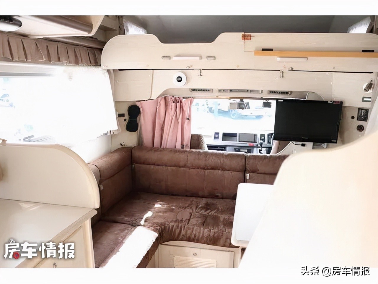 Toyota Hiace four-wheel drive motorhome, equipped with 2.7L power and ...