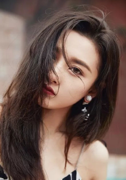 Female celebrities with strong facial features and superior facial ...