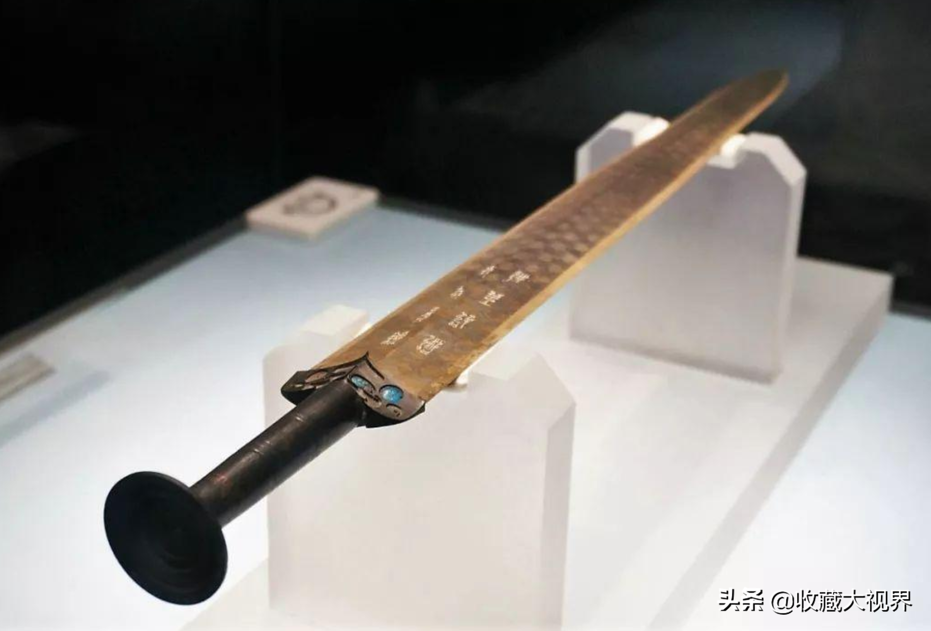 The Yuewang Sword was buried for 2500 years. As soon as it was ...
