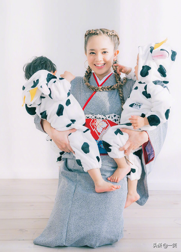 Sora Aoi rarely took a group photo with her husband to celebrate the ...