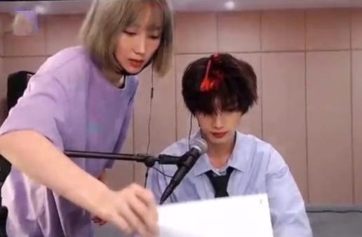 Times Fengjun confided employee Li Fei the most, sharing headphones ...