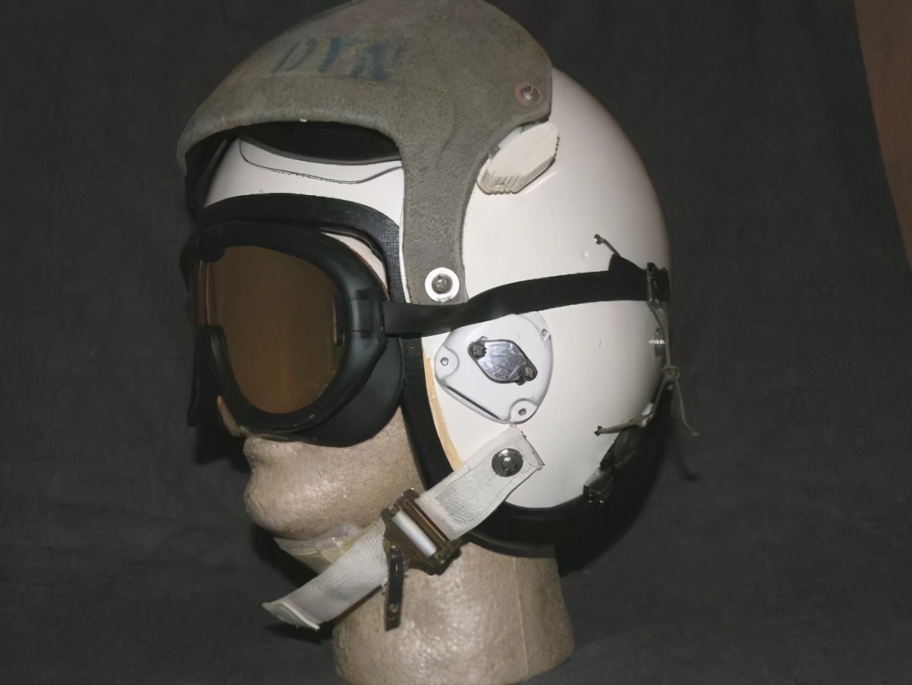 In order not to be blinded by the nuclear explosion, the US military ...