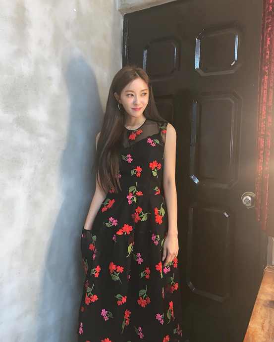 Park Hyomin's route is getting more and more wild! The ripped jeans are ...
