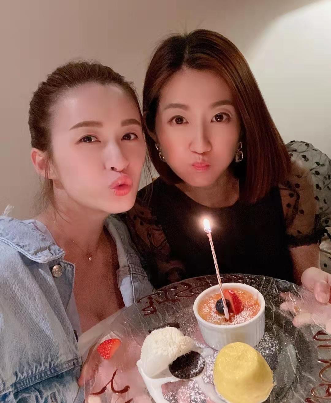 Eye-catching!"Spicy Moms" held a Virgo birthday party, all in deep V ...