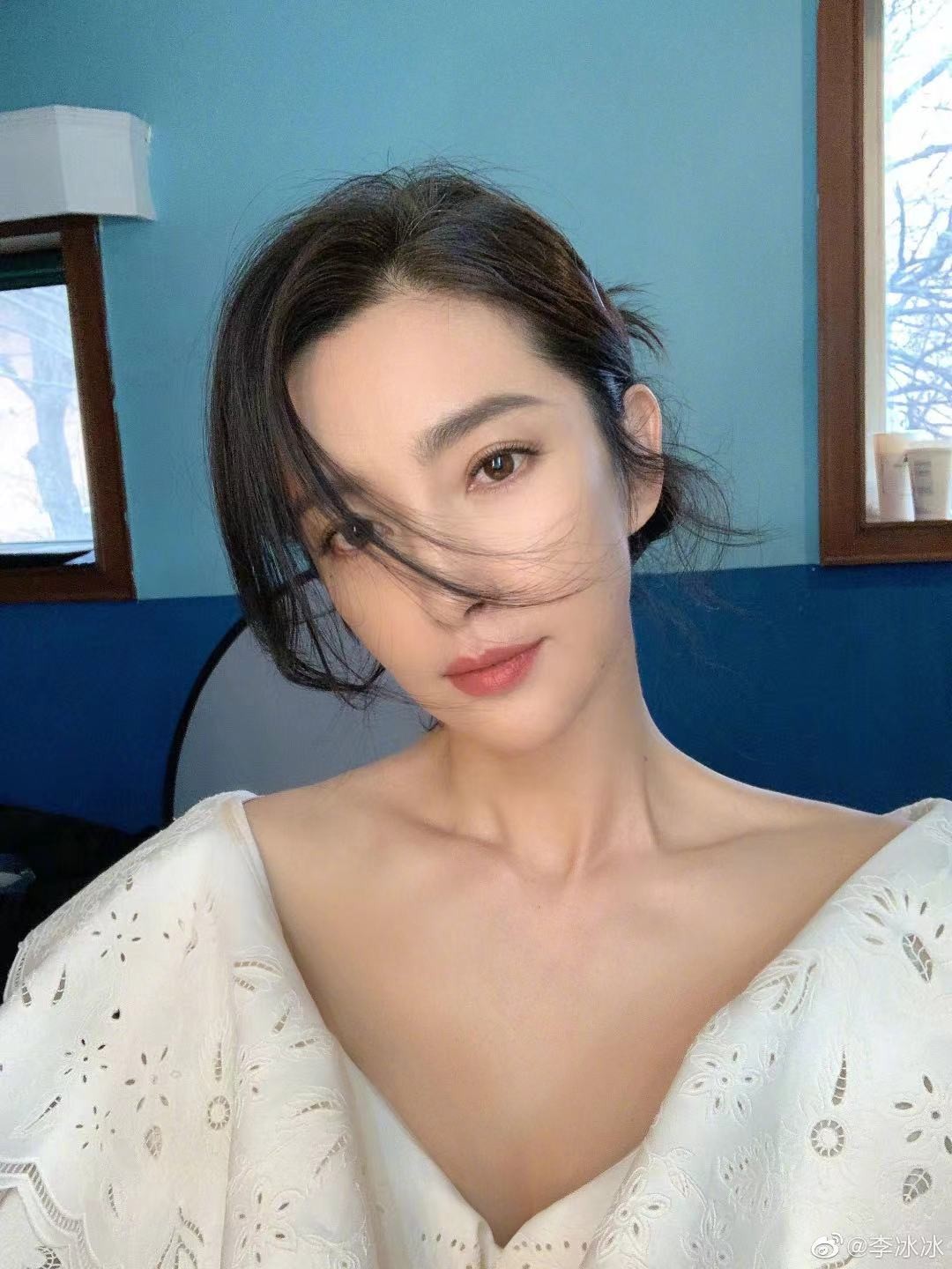 48-year-old Li Bingbing takes fitness photos, showing graceful curves ...