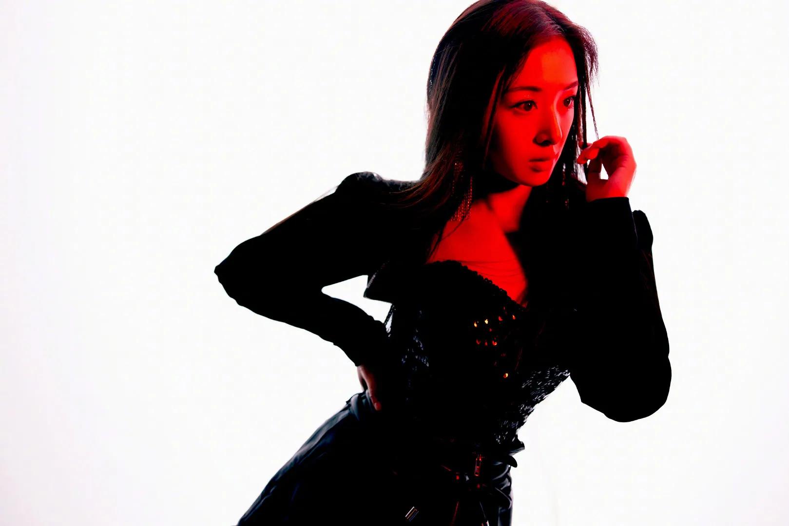 The stage photo of Miss Zhang Hanyun chic - iNEWS