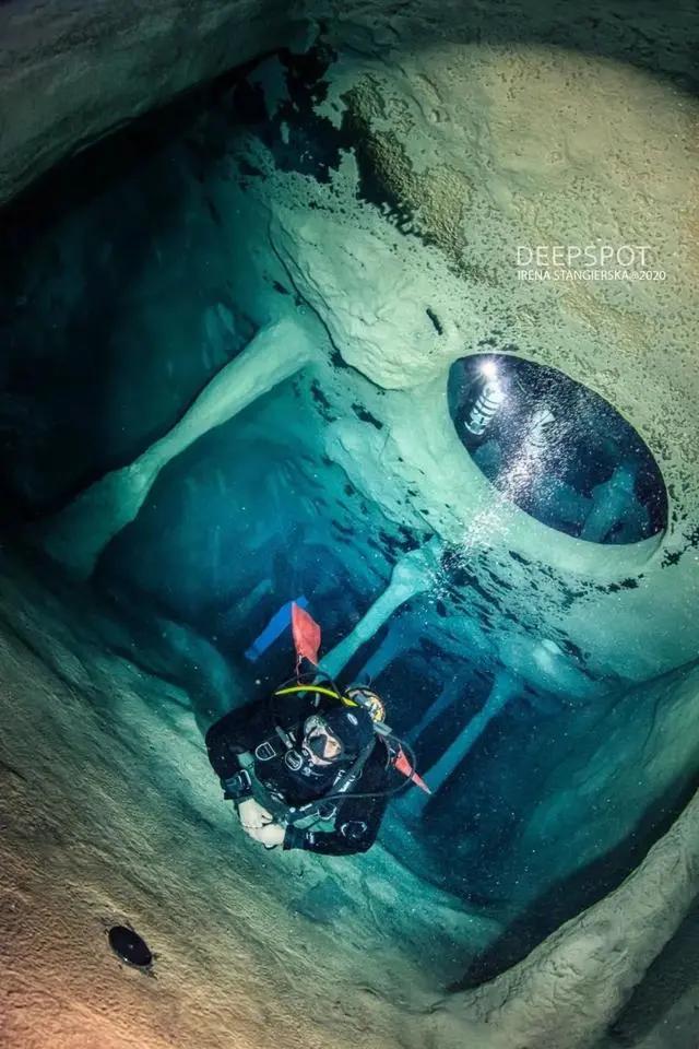 Dubai is burning money to engage in weird constructions!Go deep 60 ...