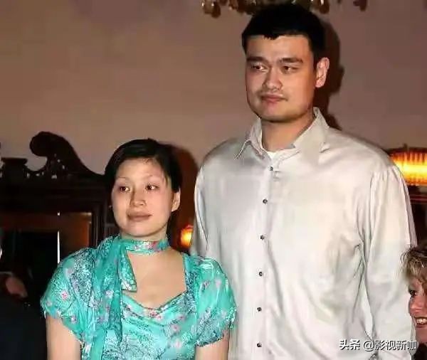 Yao Ming takes his daughter to go shopping, the father and daughter are ...