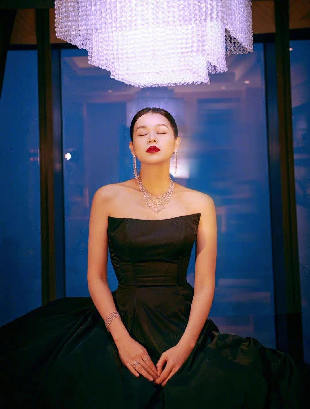 Huang Shengyi loses ribs and breasts! The dress slid down and almost ...