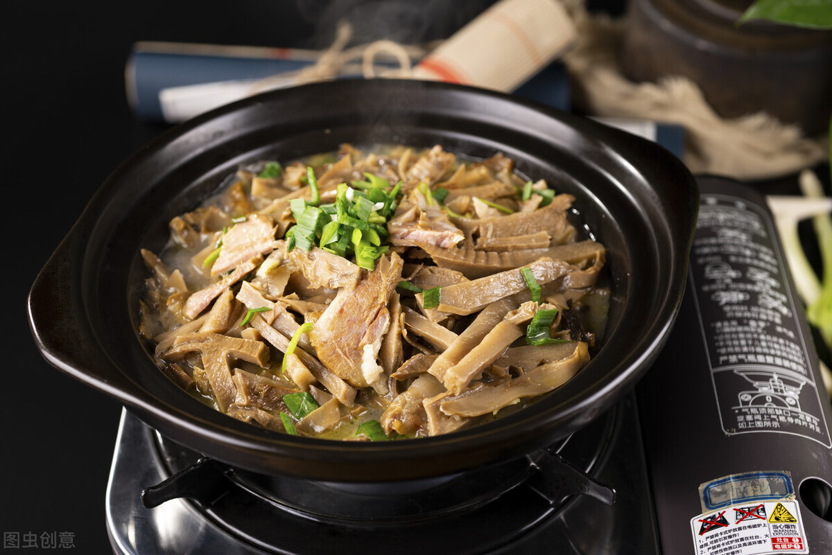 Soak the dried bamboo shoots directly in water?No wonder it's hard and ...