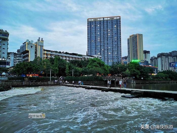 Walking in Zigong: Ink Danqing version of Gongjing Pingqiao Waterfall ...