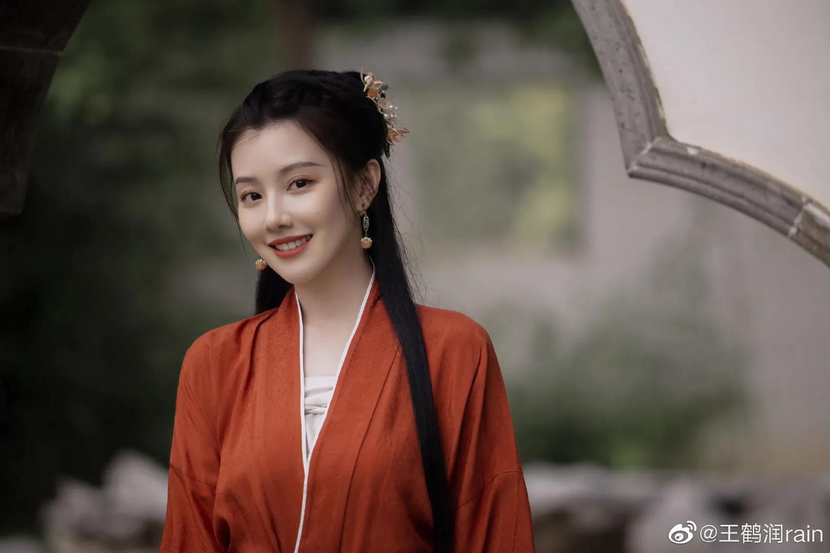 Actor Wang Herun's birthday Hanfu blockbuster - iNEWS