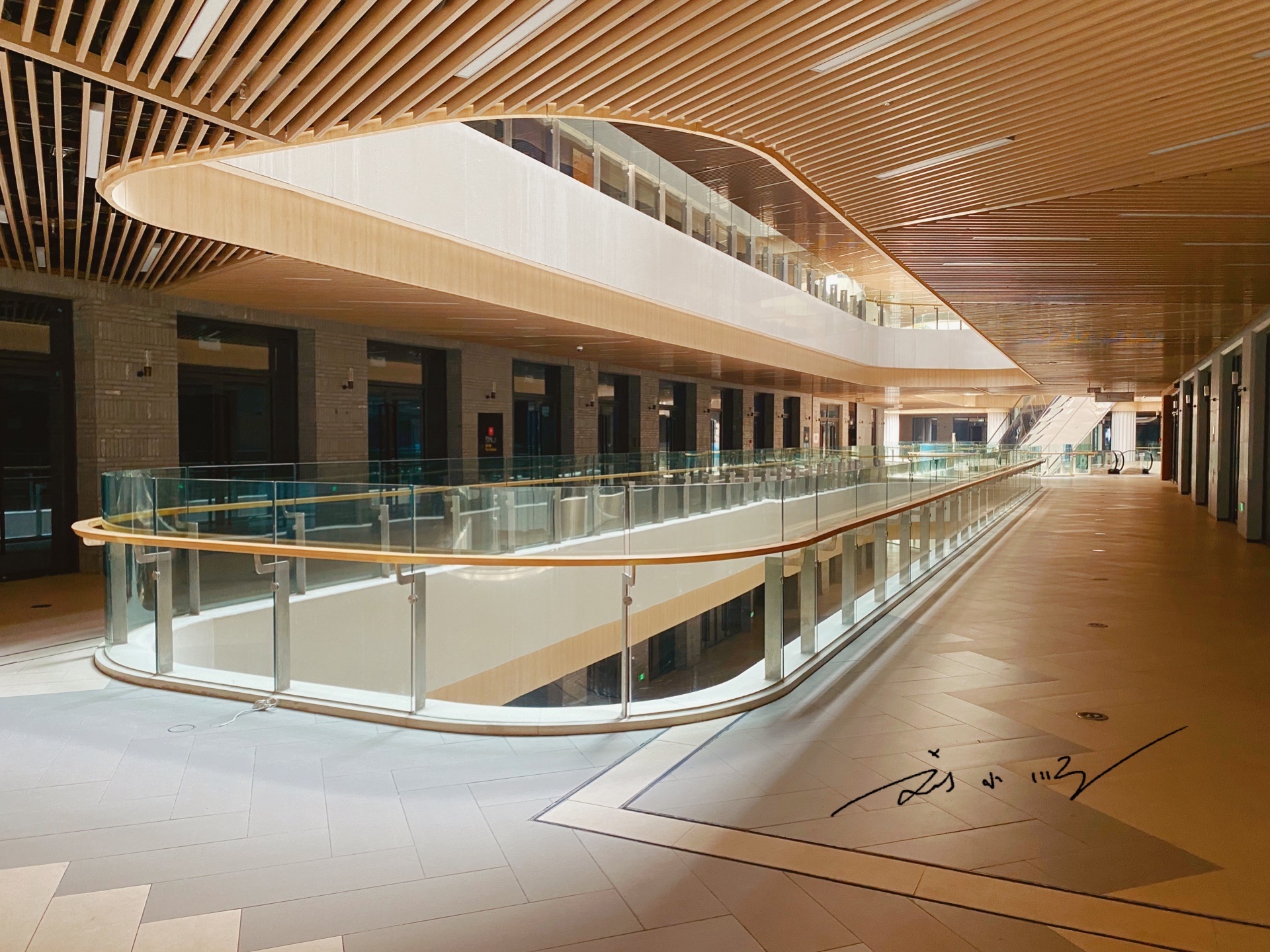 There is a strange shopping mall in Jiulongpo, Chongqing. It looks tall ...