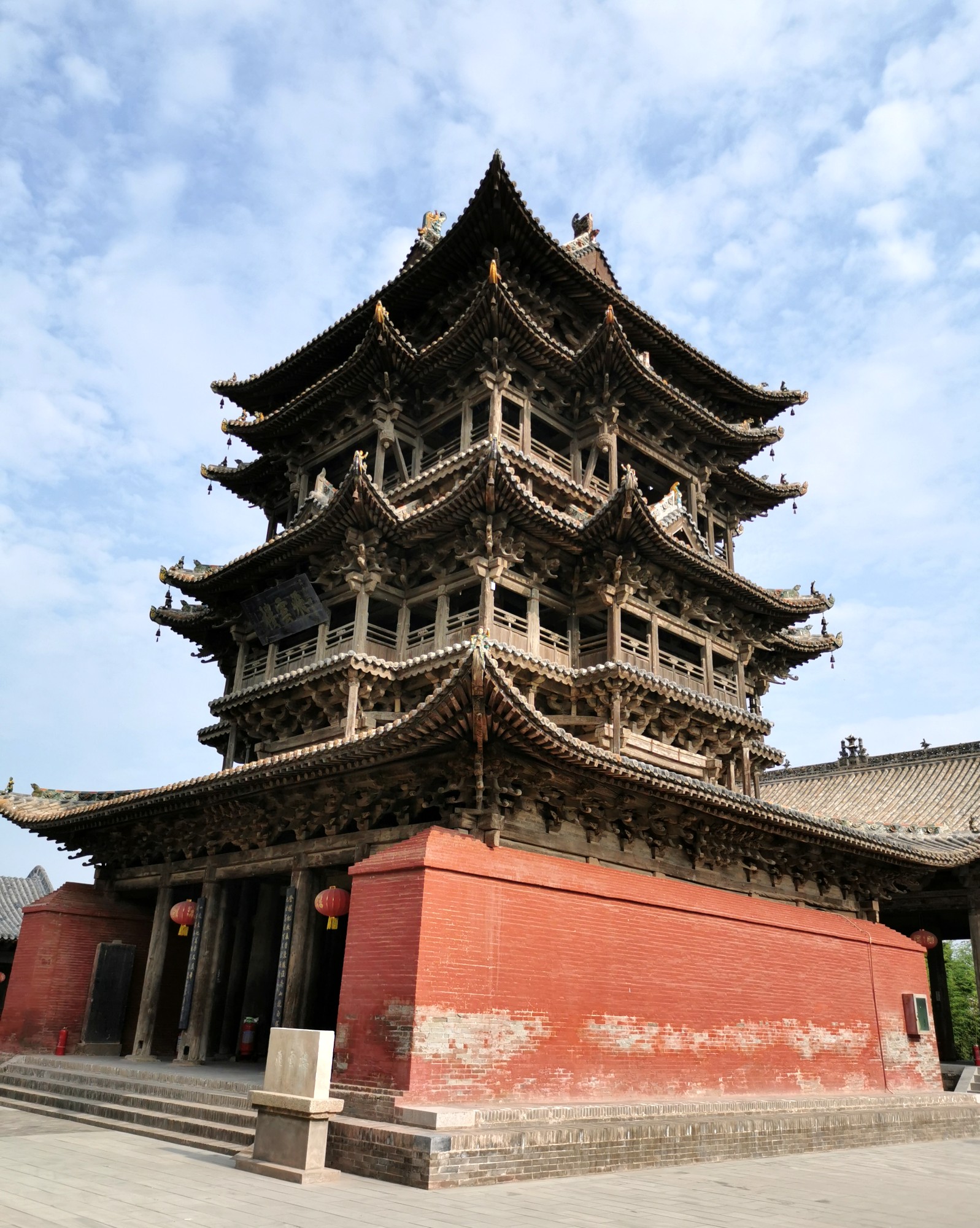 Wanrong has a Feiyun Tower half inserted in the cloud - iNEWS