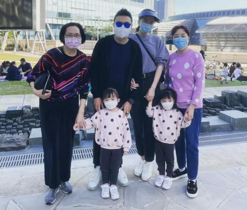 Xiong Dailin takes a recent photo of the fraternal twins!One is like a ...