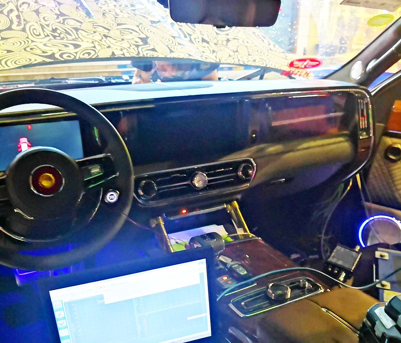 Hongqi's new luxury SUV real car exposed, with a strong aura, sunflower ...