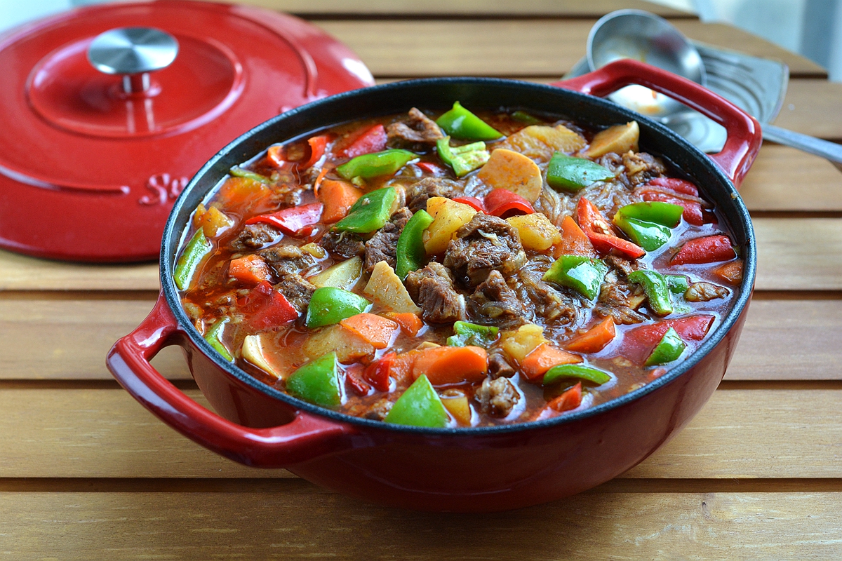 Skillfully use tomato hot pot base ingredients to make beef stew pot ...