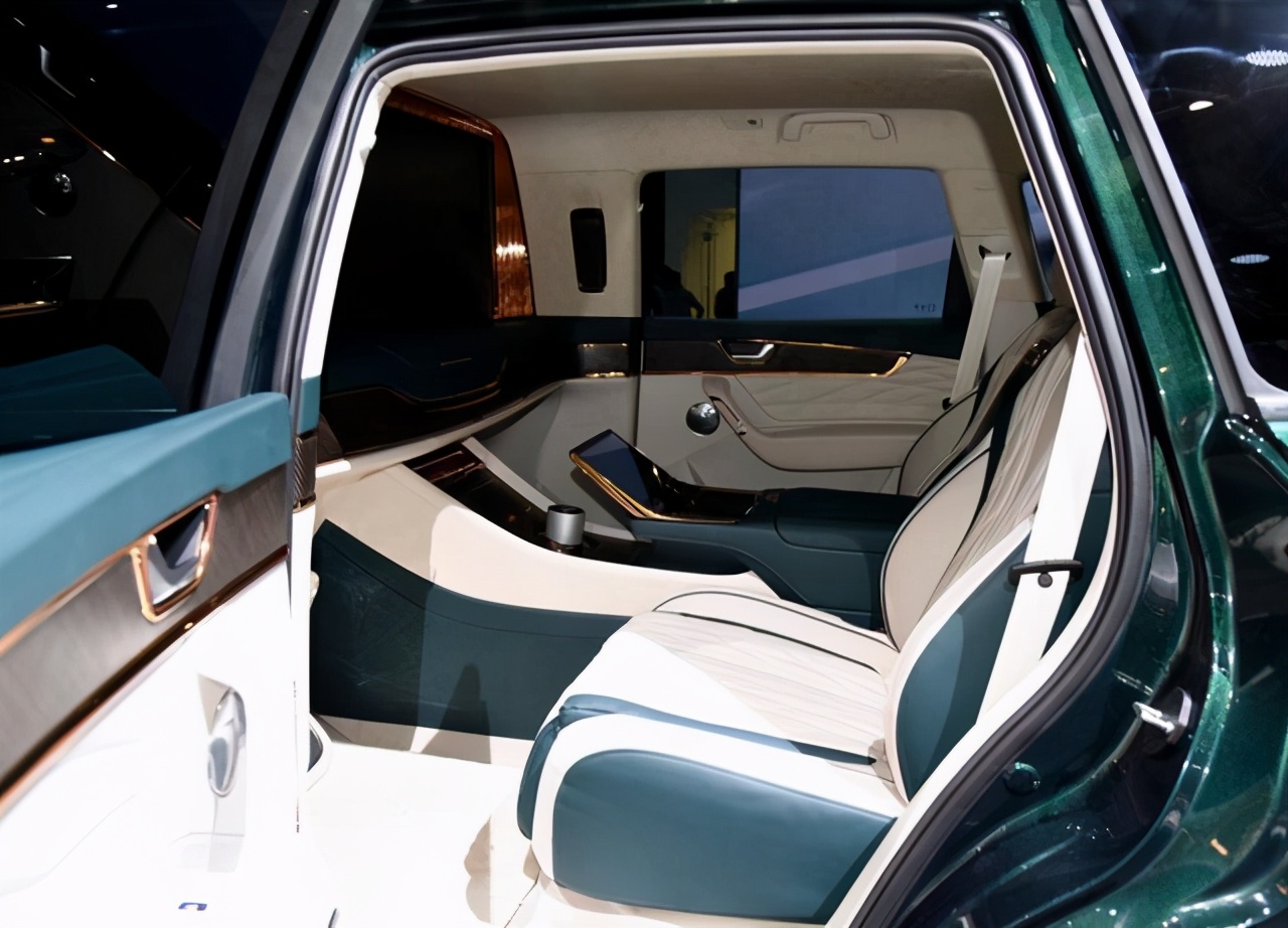 Hongqi HS7+, the first domestically-made extended luxury car, is ...