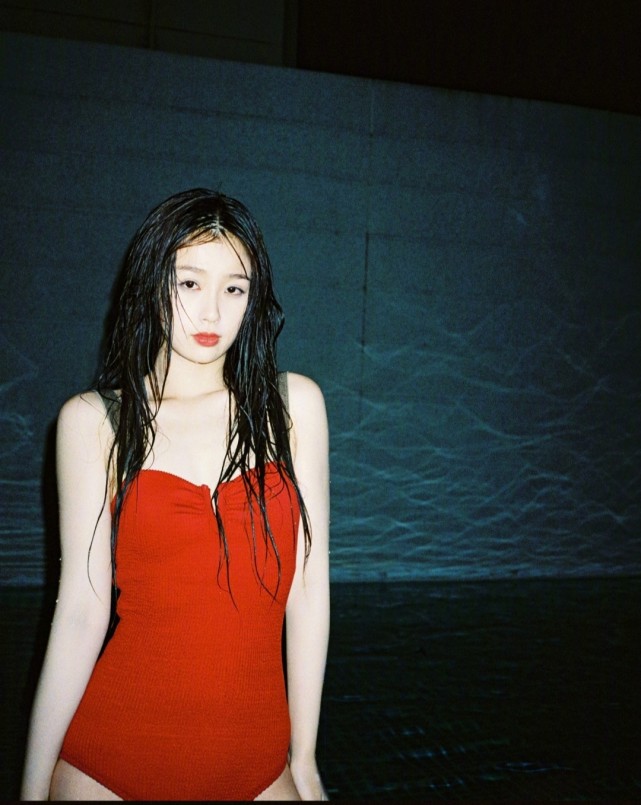 Yu Shuxin's beautiful photos in red swimsuits show charming and sexy ...
