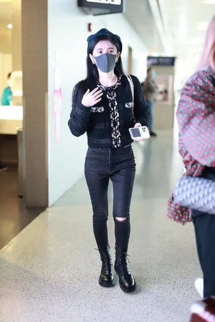 Ju Jingyi walked to the airport to reveal her real height. She wore a ...