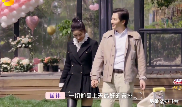 Huang Yi holds hands with Cui Wei, and her daughter makes her debut in a luxury suit. Huang Yi ...