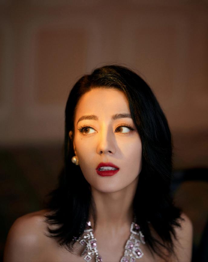 Female celebrities with strong facial features and superior facial ...