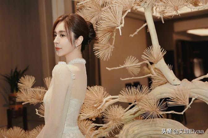 Wang Xiaochen kissed on her birthday, wearing a shirt and a denim skirt ...