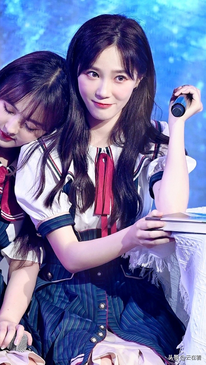 Cute beauty artist SNH48-Yuan Yuzhen singing beautiful photos on stage ...