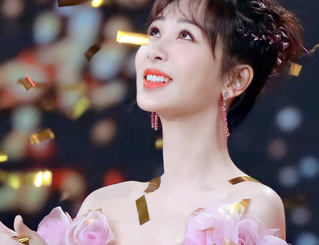 Actress red carpet big love V collar, if you have the most style, Yang ...