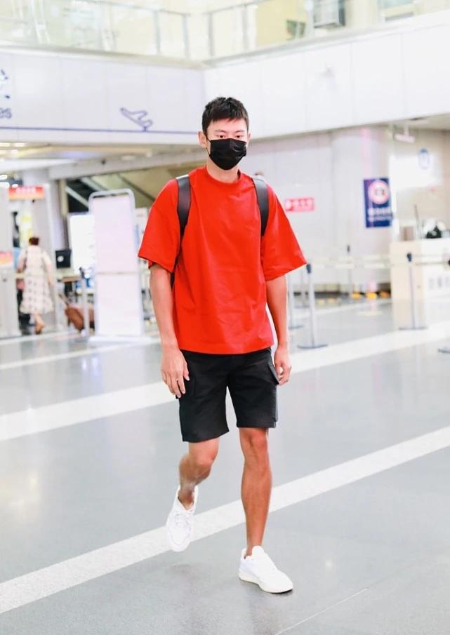 Ning Zetao appeared at the airport, with a bright red T-shirt ...