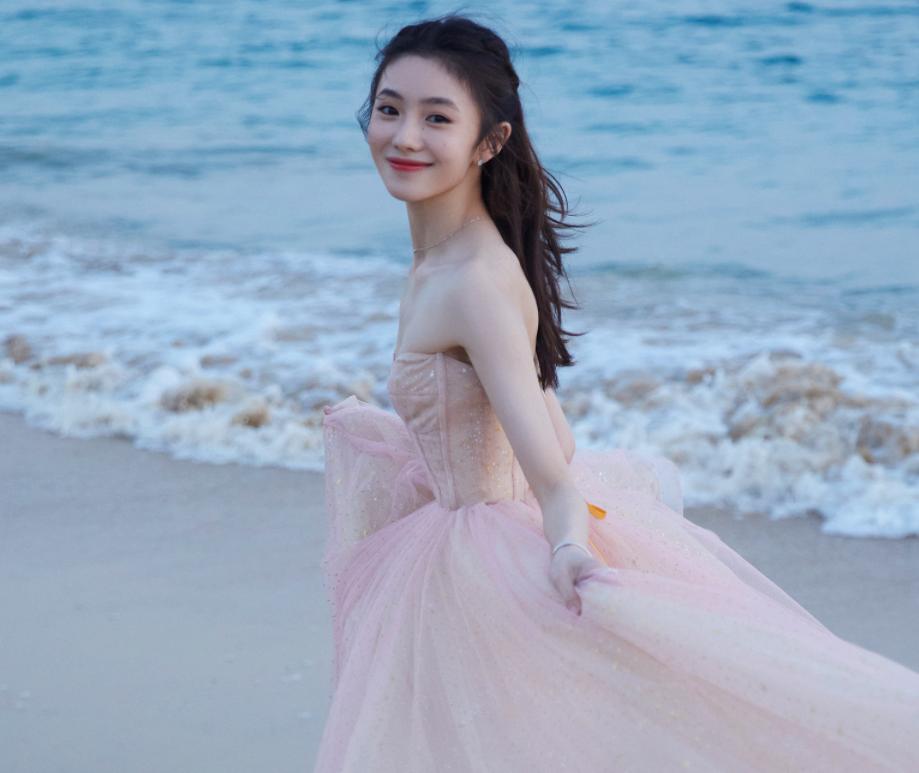 It is said that Liu Haocun is pure, cute and aura. When her old photos ...