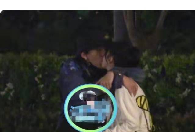 Assistant Wang Dalu and dating guest Cai Zhuo hug each other as if ...