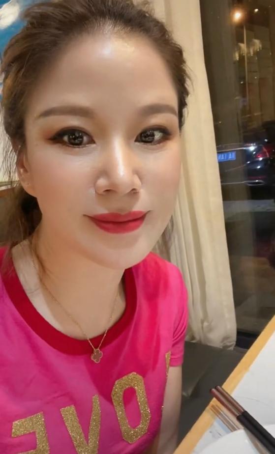 The host Zhou Wei and his sweet wife live in a two-person world. When eating, they only play ...