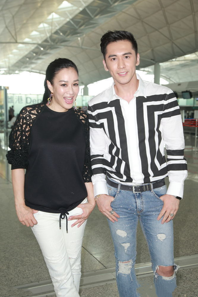 50-year-old Zhong Liti is not too late to be a beauty, wearing a small black shirt at the ...