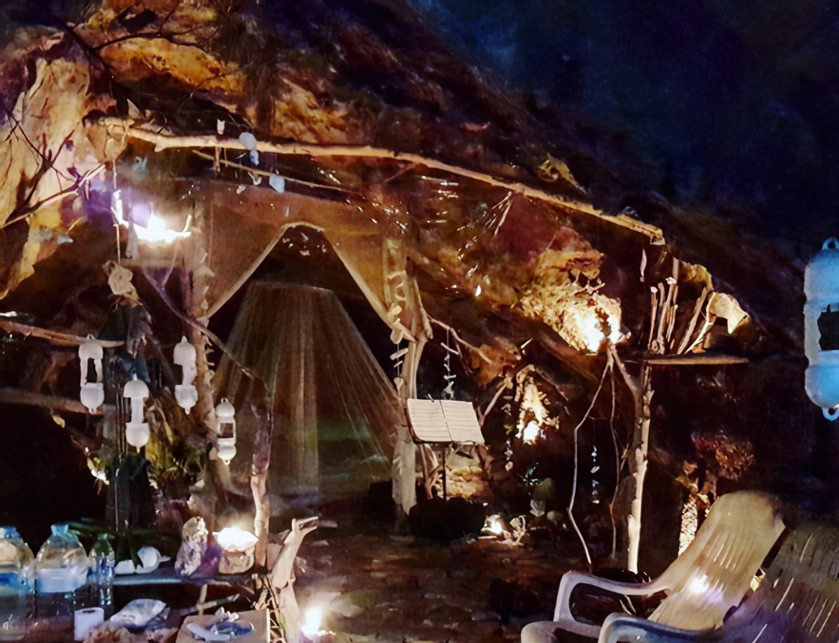 The homeless man in the cave in Thailand is accompanied by many ...
