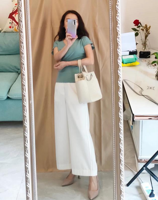 Elderly women, don't dress too dull, choose light-colored clothes for ...