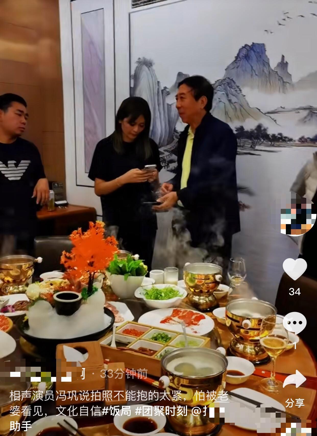 Feng Gong had dinner with his friends, female friends gathered around ...