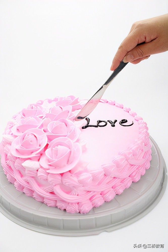 How to cut the cake nicely?Choosing the right tool is the key!However ...