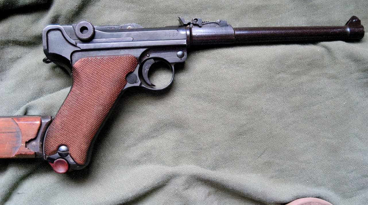 The Luger P08 pistol used by the German aviation has a longer barrel ...