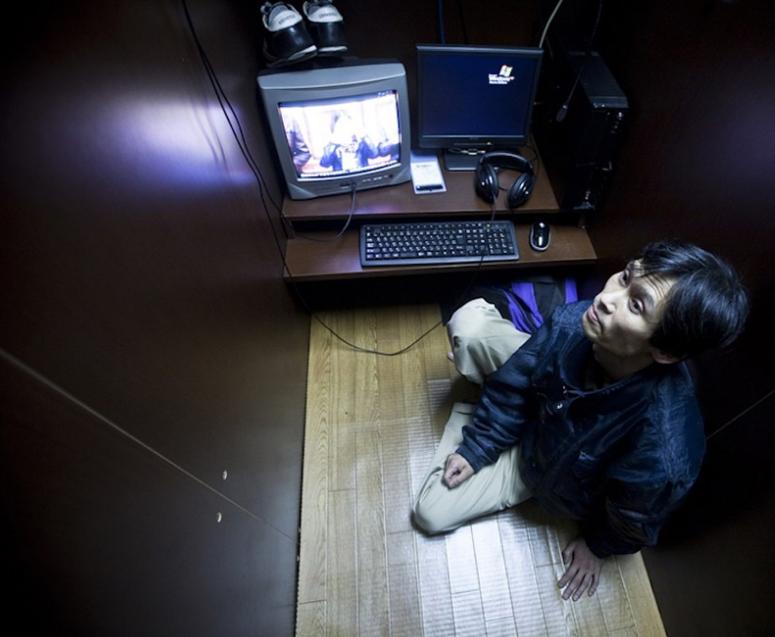 Japan's "Internet cafe refugees" live in a snail home, unable to rent a house, and have lived in ...