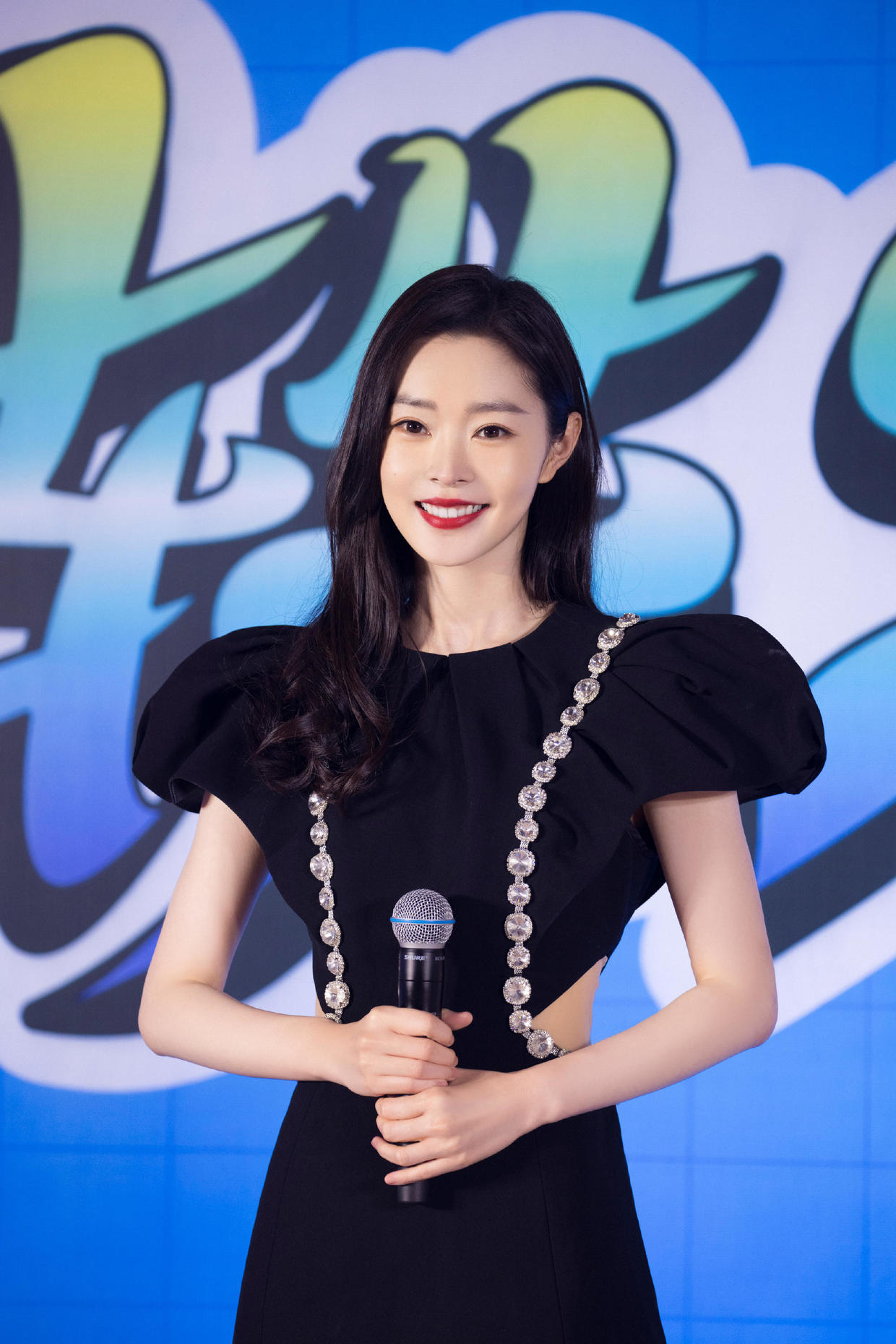 Song Yi played "Pure Desire" and wore a black dress with a hollow waist ...