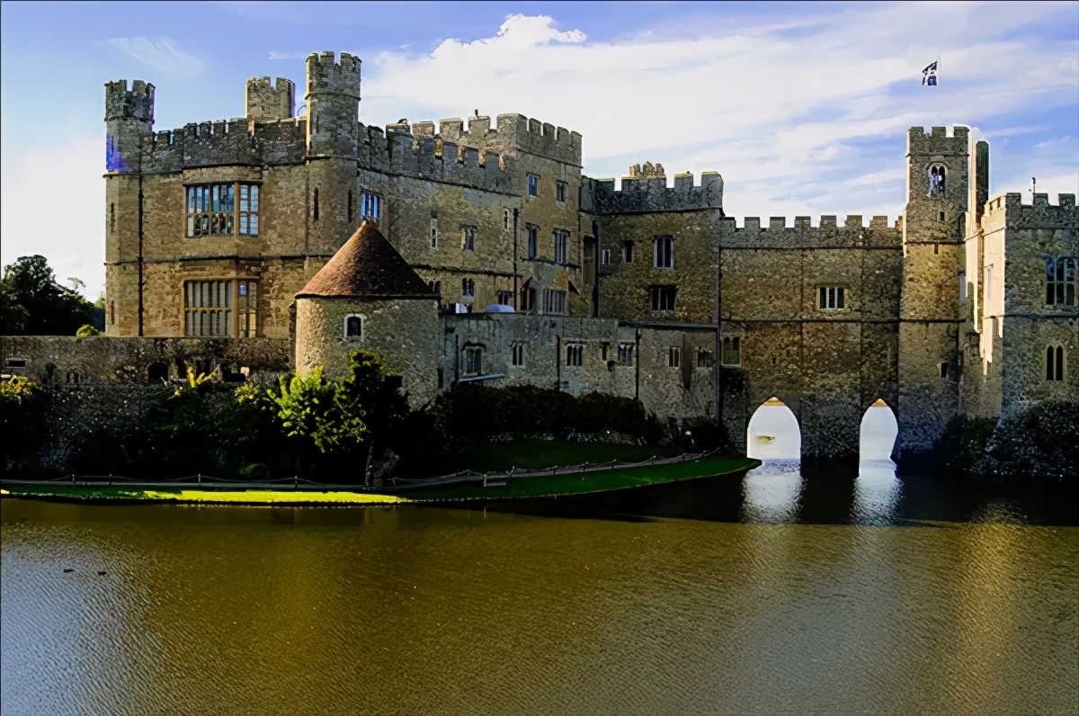 The once-famous moat has now become scenic spots and some museums - iNEWS