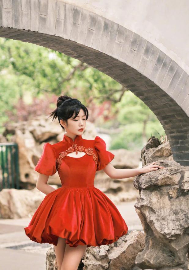 Lai Meiyun is showing tenderness, wearing an improved cheongsam skirt with Martin boots ...