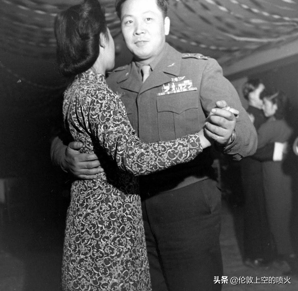 What kind of military uniform did the Kuomintang wear during the ...