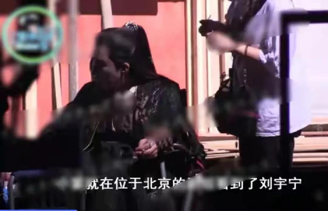 Smoking and shaking legs were criticized for collapse, Liu Yuning's ...