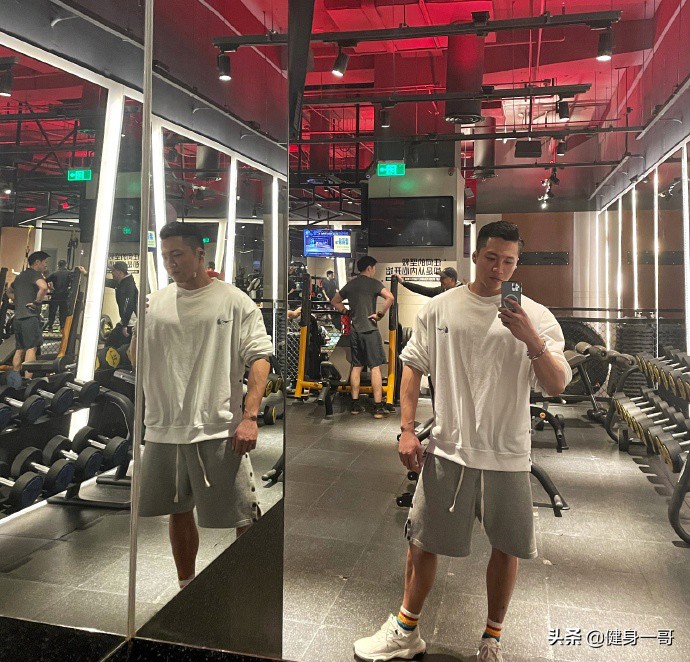 Crazy muscular ladies, look at this beautiful mermaid line, you know ...