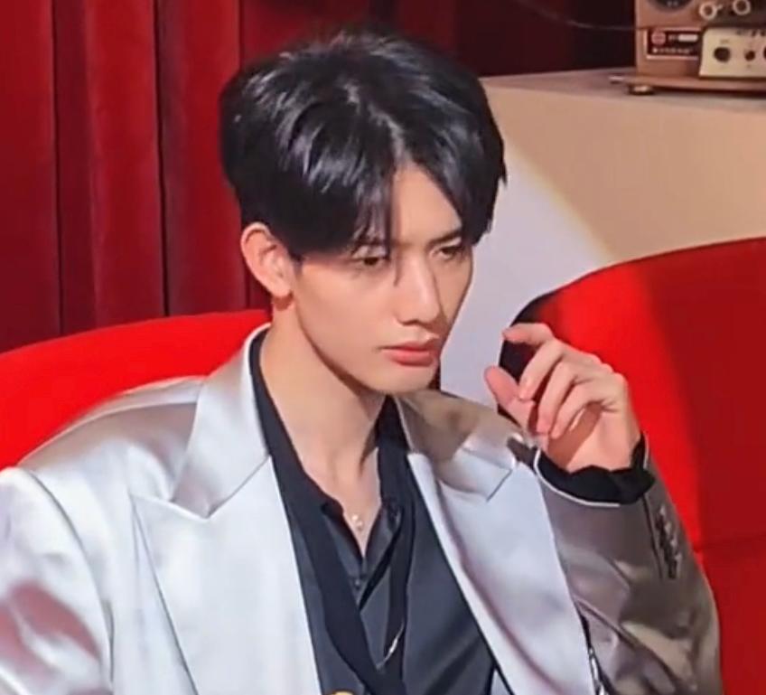 After "Creation Camp" ended, Gan Wangxing made his first appearance at the event. I'm not ...