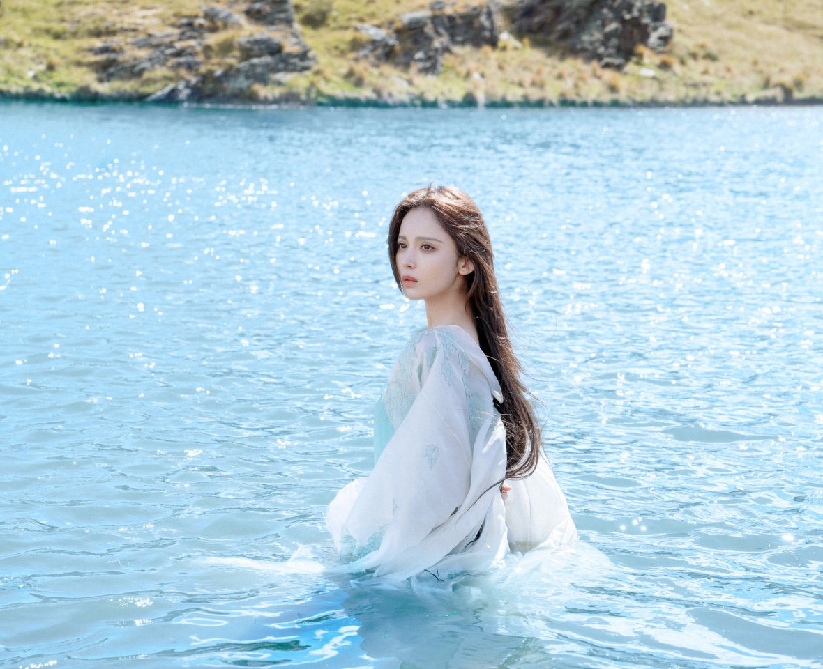 Gu Li Nazha looks pretty in the new film, with a frown and a smile ...